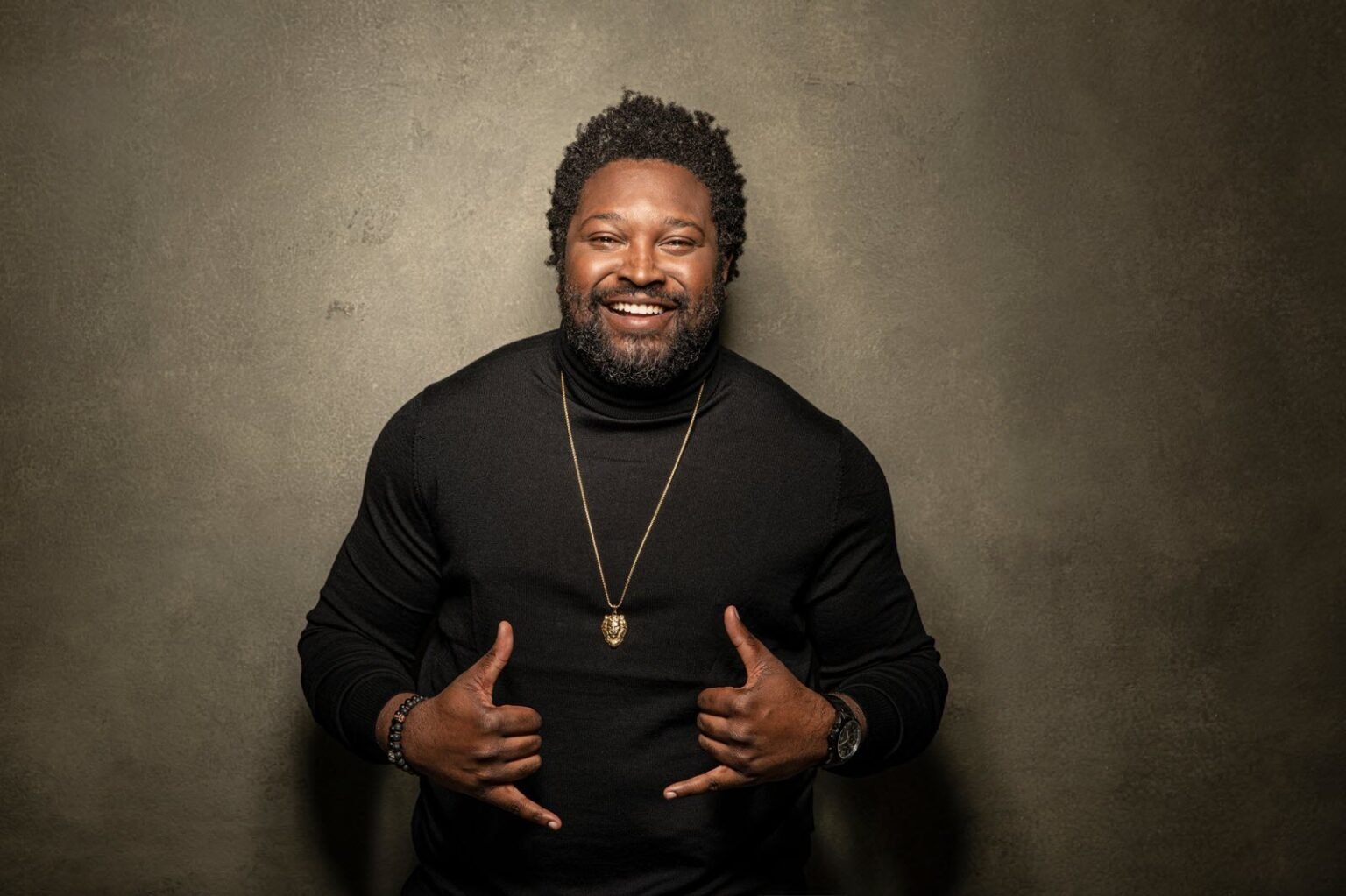 Les humoristes noirs français qui illuminent la scène en 2025